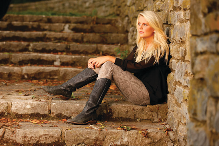 Country Singer Elizabeth Lyons Headlines CoffeeTea&Water Show | Vending ...